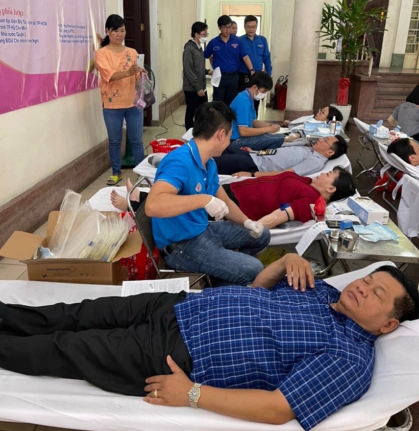 Gần 100 cán bộ Văn phòng đại diện Bộ Tài chính tại TP. Hồ Chí Minh tham gia hiến máu - Tạp chí ...