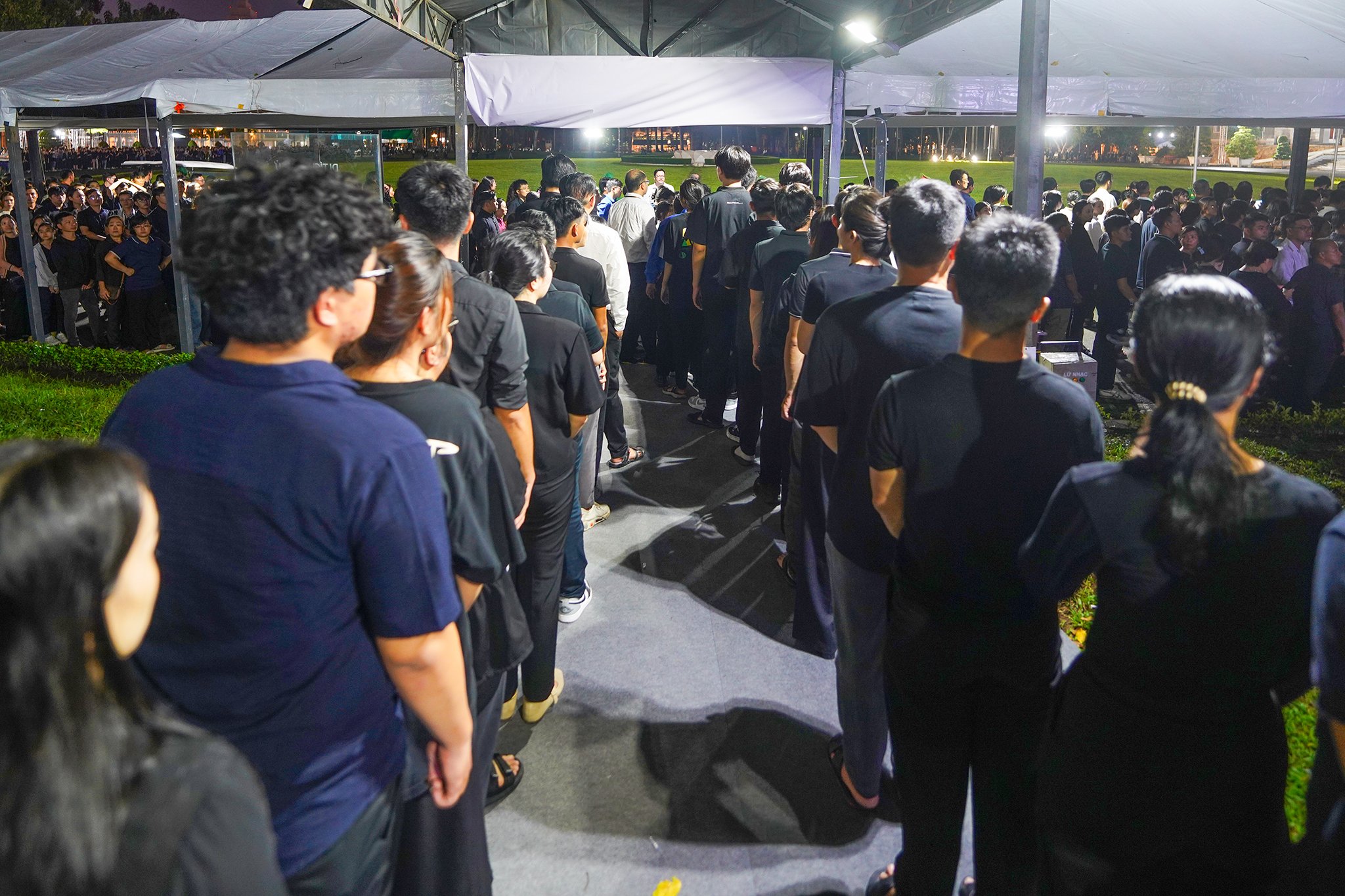 TP. Hồ Chí Minh: Biển người đội mưa, chờ đợi trong đêm để viếng Tổng Bí thư Nguyễn Phú Trọng ...